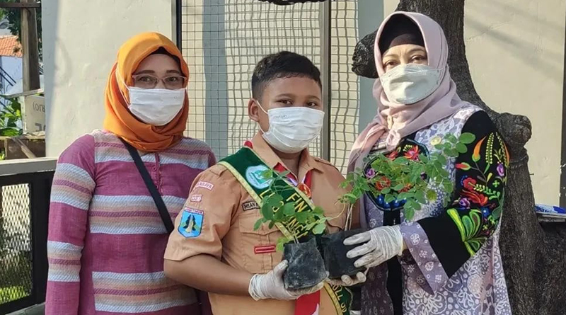 Puskesmas Menur Ditanami Bunga Telang – Forum Kota Surabaya Sehat