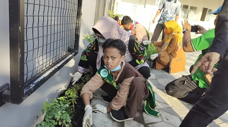 Puskesmas Menur Ditanami Bunga Telang – Forum Kota Surabaya Sehat